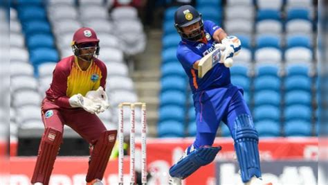 Twitterati Slams Rohit Sharmas Reaction With Dinesh Karthik In T20i
