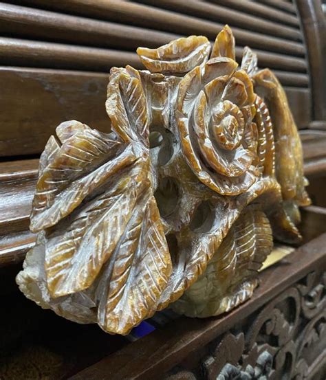 หินหยกแกะสลักลายช่อดอกไม้ ขนาดกว้าง 20 ซม สูง 15 ซม ราคา 500 บาท พร้อมจัดส่งฟรี Ennxo