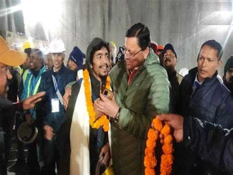 Uttarkashi Tunnel Rescue उत्तरकाशी सुरंग में फंसे सभी मजदूर 17 दिन बाद