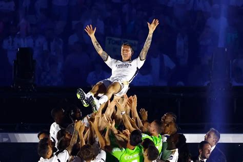 Los mejores momentos de la celebración del Real Madrid de la broma de Ancelotti a Güler al