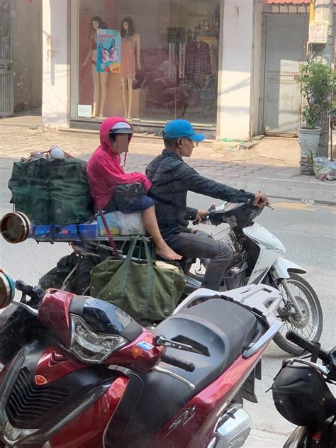 Khoảnh Khắc Người Bố Và Con Gái Ngồi Trên Chiếc Xe Máy Cồng Kềnh Trên