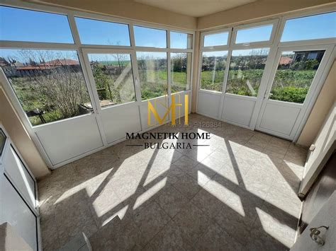 Съвременна двуетажна къща с 3 спални 2 бани и огромен двор находяща в село Трояново общи