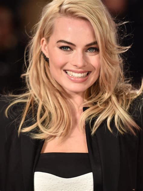 Margot Robbies Beautiful Smile With Her Blonde Hair 4k Wallpaper Download