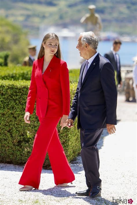 La Princesa Leonor Y Marcelo Rebelo De Sousa Paseando Por Los Jardines
