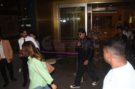 Shah Rukh Khan Gets Mobbed At Mumbai Airport Refuses To Click Selfie