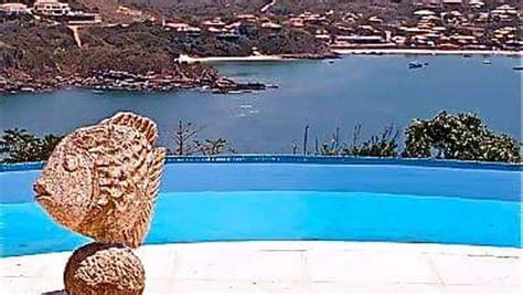 Adriano Imperador faz alegria de fãs durante férias em sua mansão em Búzios