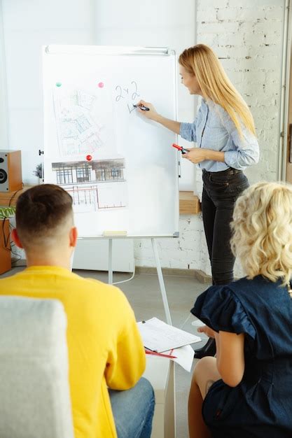 Innenarchitekt Der Mit Jungem Paar Arbeitet Kostenlose Foto
