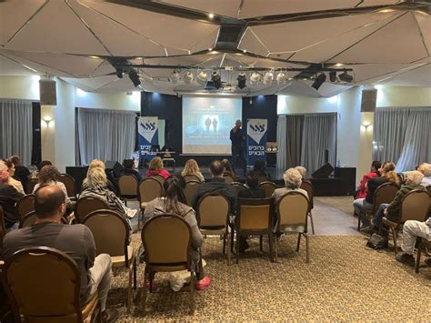 Guy Chen גיא חן On Linkedin ביום רביעי אחרון הרצאה מול מנהלים בקיבוץ איל וגם מתנה ספר לכל