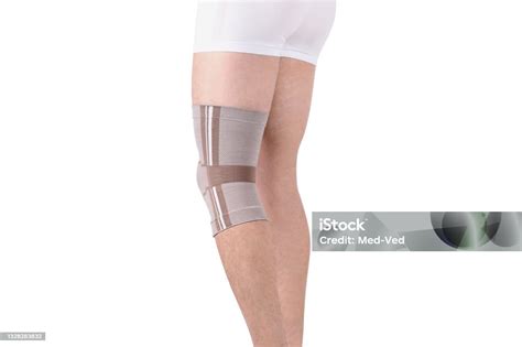 흰색 배경에 고립 된 다리에 무릎 지원 보조기 정형 외과 해부학 성오도증 무릎 고정 부상 과 통증에 대한 중괄호 정형 외과 발