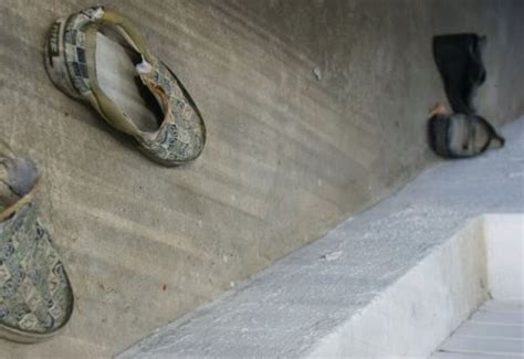 추운 겨울 어르신에게 따뜻한 방한용 신발을 선물해 주세요