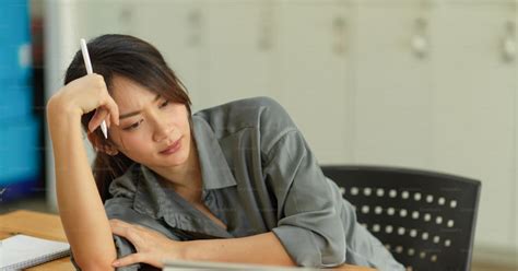 사무실에서 디지털 태블릿과 사무용품으로 작업하는 동안 화가 난 여성의 모습을 닫습니다 사진 Unsplash의 학생 이미지