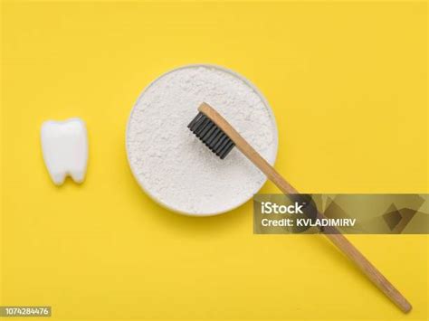 黄色の背景に木製歯ブラシと歯磨き粉歯の図 きれいにするのストックフォトや画像を多数ご用意 きれいにする アルカリ ソーダ類