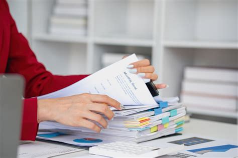 계획 감사 사업 계획 금융 젊은 아시아 사업가 컴퓨터 작업 투자 문서 확인 및 수익 증대를 위한 마케팅 계획 비즈니스 개념 개발에 대한 스톡 사진 및 기타 이미지 Istock