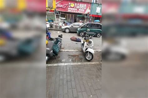 一男子街头倒地不起，疑因突发疾病！路人见此很纠结？