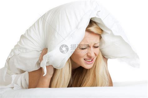 头上有枕头的女人睡不着觉高清图片下载 正版图片502989550 摄图网