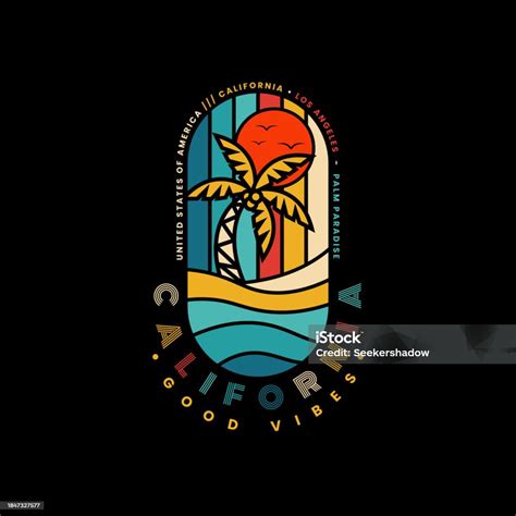 캘리포니아 여름 로고 배지 태양 파도 및 서핑 보드만 좋은 분위기입니다 티셔츠 및 기타 인쇄물 제작을 위한 검은색 배경 그래픽 디자인에 대 한 벡터 일러스트 레이 션입니다