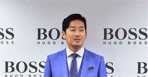 하정우 수트 광고의 한 장면 처럼