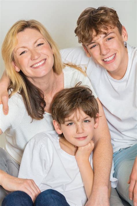Glückliche Familien Mutter Und Zwei Sohn Kinder Stockbild Bild von