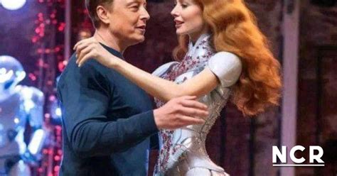 Las Inquietantes Imágenes De Elon Musk Besando A Robots Con Apariencia
