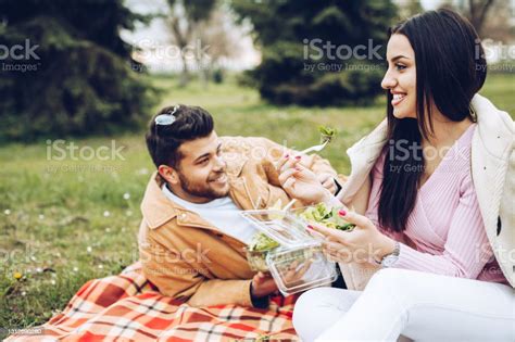 공공 공원의 플라스틱 용기에서 신선한 샐러드를 먹는 젊은 부부 플라스틱 커트러리에 대한 스톡 사진 및 기타 이미지 플라스틱