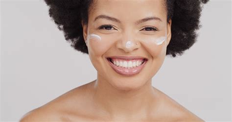 미용 얼굴 아프리카 또는 흑인 여성은 고급 메이크업 얼굴 화장품 또는 여드름 보호를 위한 크림 제품을 가지고 있습니다 피부과 초상화 콜라겐 수분 공급 또는 회색 배경