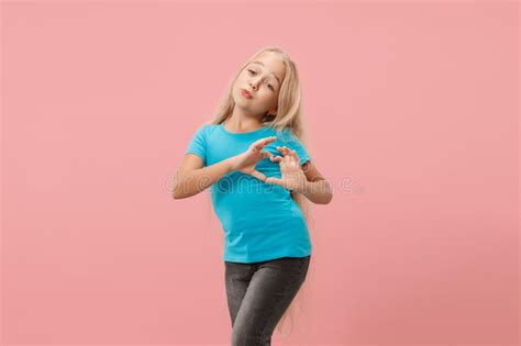 Het Mooie Glimlachende Tienermeisje Maakt De Vorm Van Een Hart Met Haar