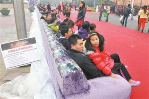 世界上最长的沙发 同时坐百人都不变形 长达64米 探秘志
