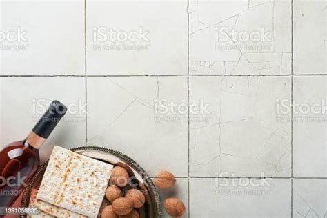 유월절 축하 개념 Matzah 빨간 코셔 호두 오래된 회색 금이 간 타일 조리대 테이블 배경에 전통적인 의식 유대인 빵 유월절 음식 페삭 유대인 휴가 0명에 대한 스톡 사진
