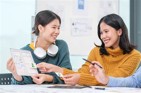 웹 사이트 디자이너 팀은 현대 사무실에서 응용 프로그램 개발 초안 스케치 도면 템플릿 레이아웃 프레임 워크 와이어 프레임을