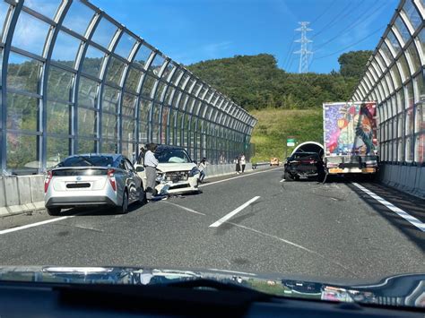 【事故】新名神 神戸jct付近で車5台ほど絡む事故 大破した車両が車線を狭める 事故渋滞が山陽道の三木東icに達し中国道も赤松pa手前から渋滞