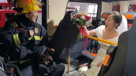 警铃响起消防员飞奔出警 坐上车看到女友穿婚纱守在后座 当场愣住 Youtube