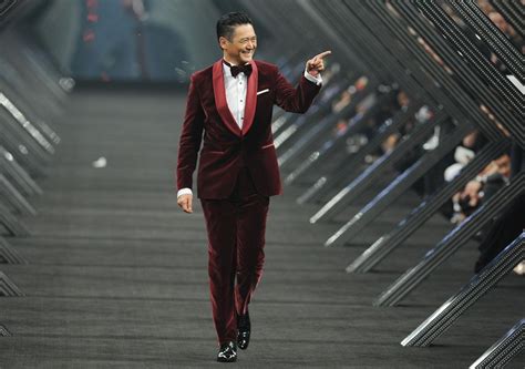 他曾是越南难民，演技身价不输周润发，千万座驾派头十足 新浪汽车