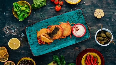 감자 양배추와 사 우 어 크림 케이크입니다 우크라이나 요리입니다 한 나무 테이블에 최고의 볼 수 있습니다 공간에 복사 합니다 꽃