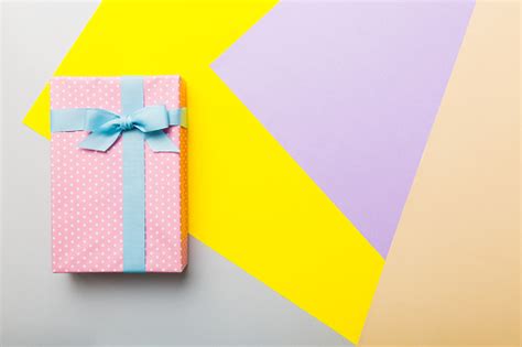 휴일 수제 종이 선물 묶인 파란색 리본 활 복사 공간이있는 상단보기 플랫 레이 휴가 배경 생일 또는 크리스마스 선물 복사 공간이있는 크리스마스 선물 상자 개념 0명에 대한