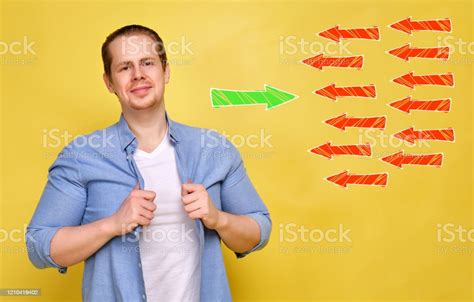 노란색 배경에 셔츠를 입은 남자 자신감 있는 사람의 개념대 여론 많은 빨간 것들에 대한 추상적 인 녹색 화살표 긍정적인 감정 표현에 대한 스톡 사진 및 기타 이미지 Istock