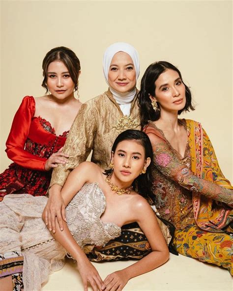 10 Potret Cut Mini Modis Dengan Hijab Awet Muda Di Usia 58