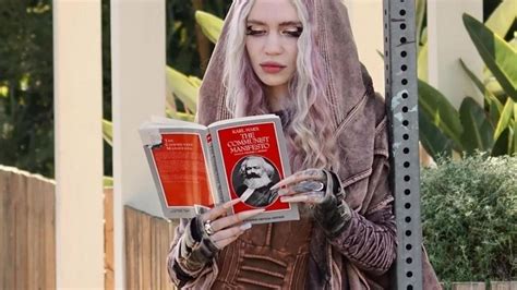 Grimes Trolea A Los Paparazzi Leyendo A Karl Marx Tras Su Ruptura Con