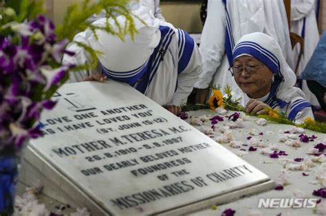 테레사 수녀 탄생 112주년 기도하는 수녀들
