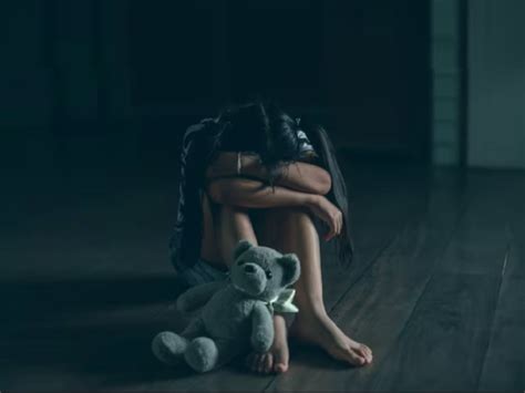 लज्जास्पद घटना मामाकडून 14 वर्षीय भाचीवर लैंगिक अत्यार मामीने तिला