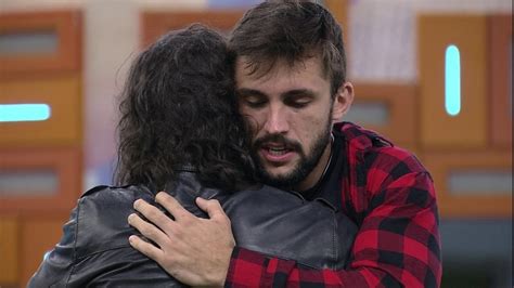 Arthur abraça Fiuk que está no Paredão do BBB21 e brinca Fique