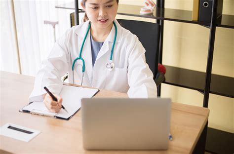 의사 아시아 여 자가 앉아서 책상 병원 Labtop 및 쓰기 노트를 사용 하 여 작업 건강관리와 의술에 대한 스톡 사진 및 기타