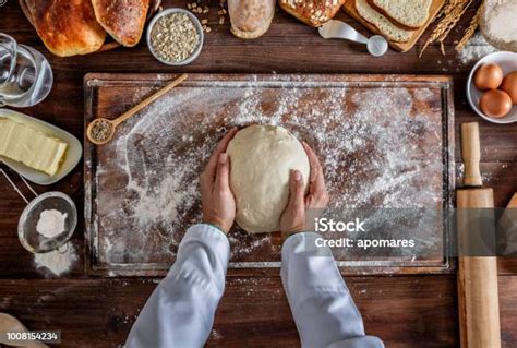 Toko Roti Artisanal Tukang Roti Wanita Muda Menguleni Adonan Di Talenan