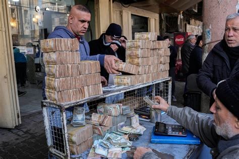 وول ستريت جورنال تكشف كواليس تضييق الفيدرالي على الدولار في العراق