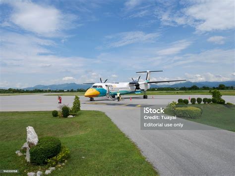 돈 므앙 공항 활주로에서 프레 공항에 착륙에서 어 버스 트윈 프로 펠 러 Airbus에 대한 스톡 사진 및 기타 이미지