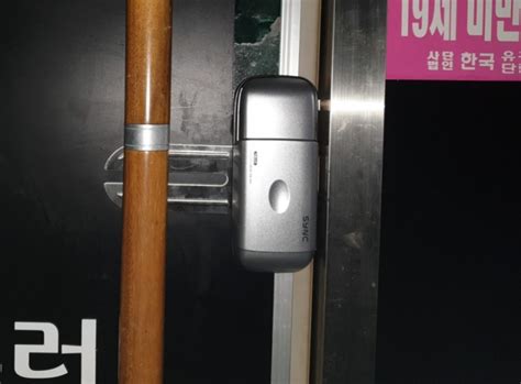 천안열쇠 아산열쇠 장재리 천안아산역앞 상가 아우라 노래방 잠긴문 개문과 동시에 강화유리번호키로 교체설치 하였습니다