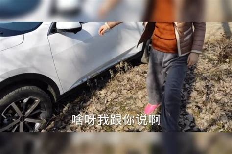 美女借新车练车，遇到三轮车直接撞到沟里，为何被赶下车？