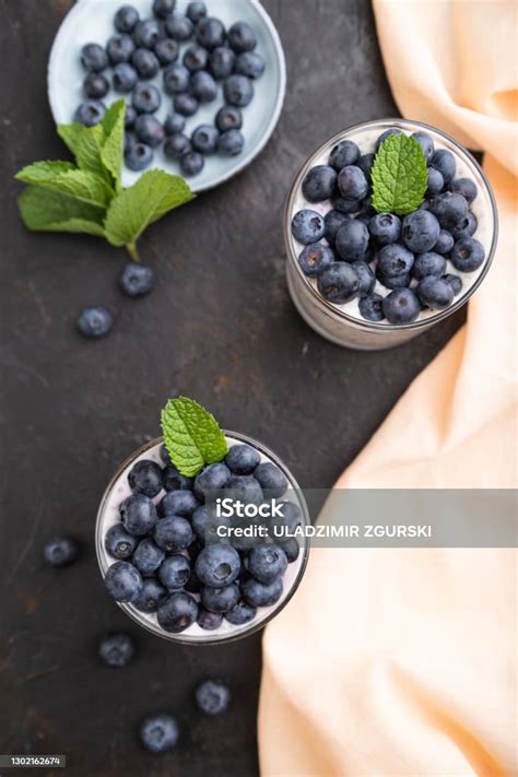 검은 콘크리트 배경과 오렌지 린넨 직물에 유리에 블루 베리와 치아 요구르트 상단 보기 평평한 평지 클로즈업 건강한 생활방식에