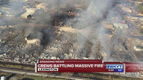 Crews Battle Massive Fire Youtube