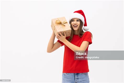 휴일 크리스마스 와 축하 개념 흰색 배경에 고립 된 크리스마스 선물산타 모자에 아름다운 여자 12월에 대한 스톡 사진 및 기타 이미지 Istock