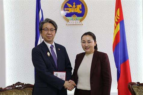 Элчин сайд Кобаяаши Хироюкиг Хөдөлмөр нийгмийн хамгааллын тэргүүний ажилтан тэмдгээр шагналаа